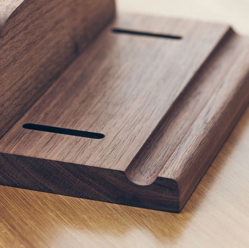 Vertical Laptop Dock for Ergonomic Workspace Transformation