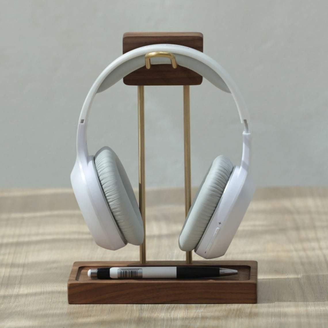 Stylish Earphone Stand with USB Ports for AirPods MAX
